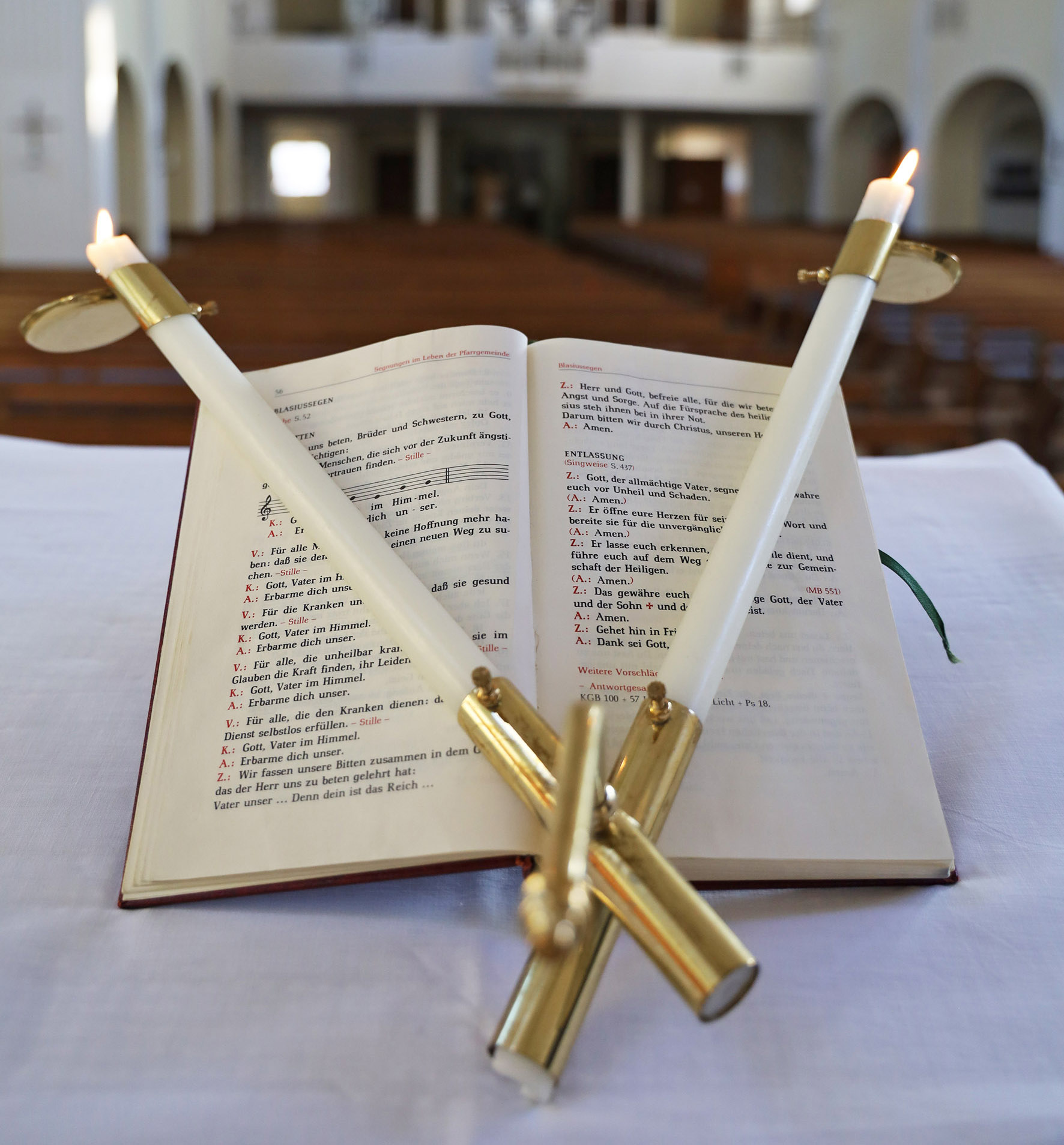 Katholisches Fest. Katholischer Brauch. Der Blasiussegen - Katholische Kirche Aalen